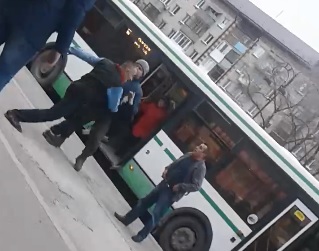 В Тюмени очевидцы засняли на видео драку водителей автобусов